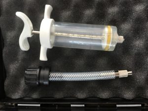 AUIJ - Injectie spuit 50 ML hervulbaar met slang voor R134a - Airco Frans